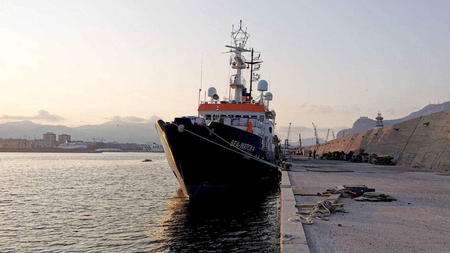 Sea-Watch 4 mit Antifa-Flagge unterwegs